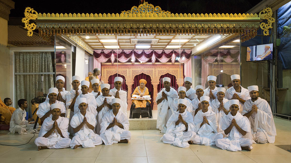 04 May 2016 - HH Pramukh Swami Maharaj's Vicharan, Sarangpur, India