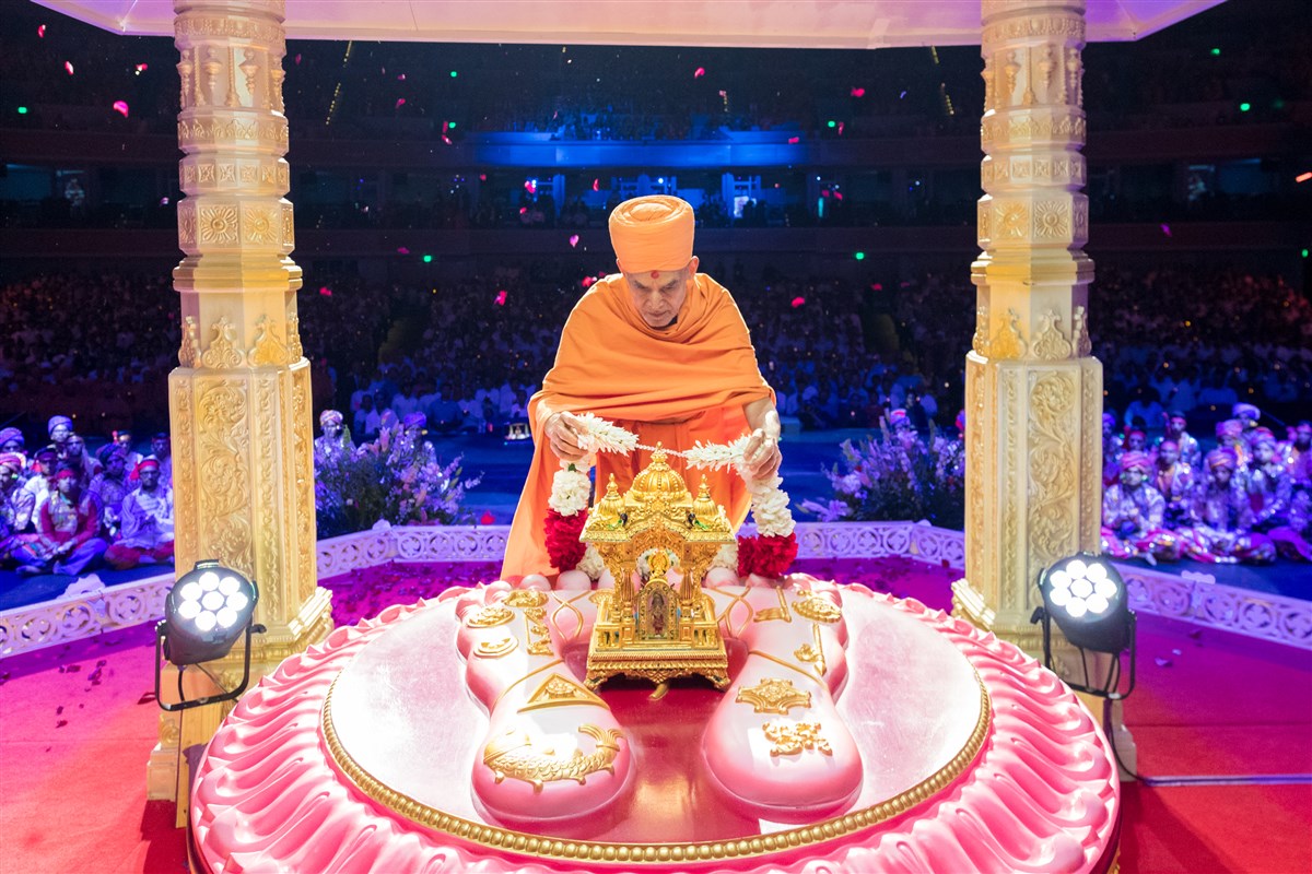 His Holiness Mahant Swami Maharaj visits BAPS Shri Swaminarayan Mandir ...