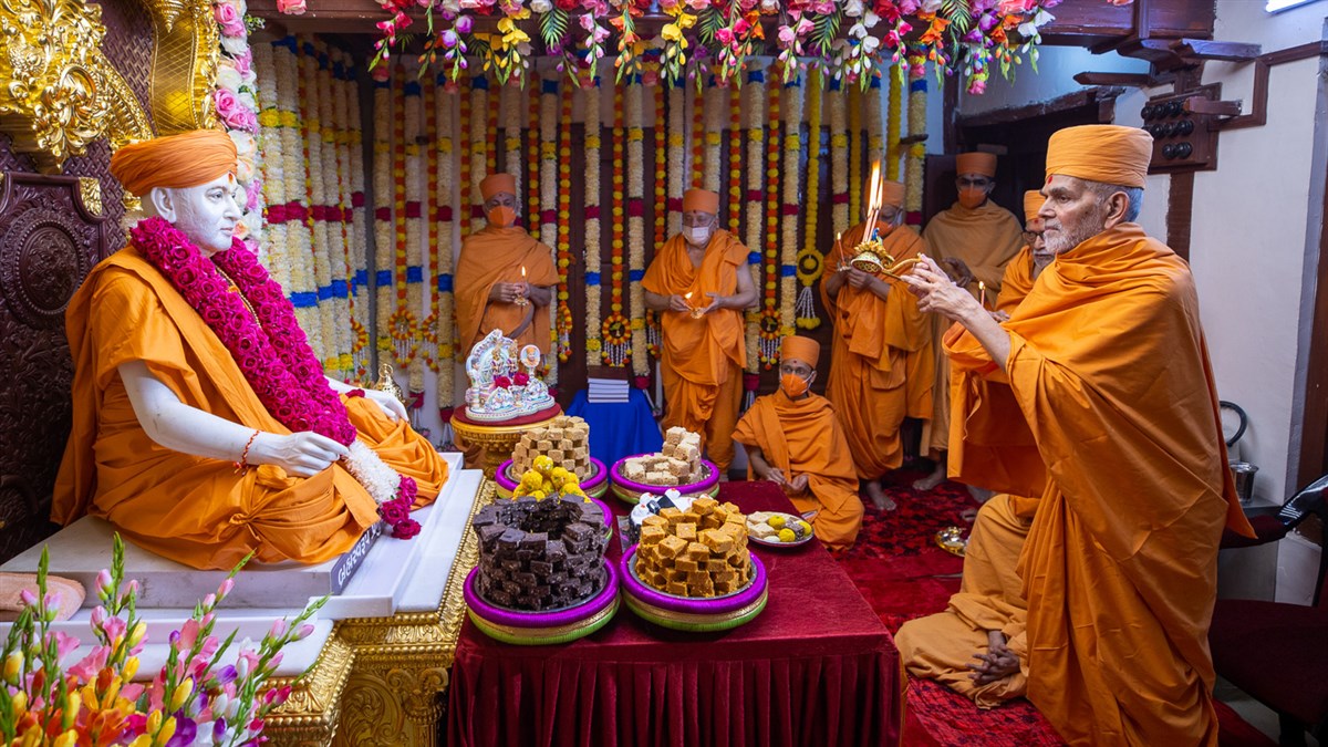 11 December 2021 - HH Mahant Swami Maharaj's Vicharan, Atladara ...