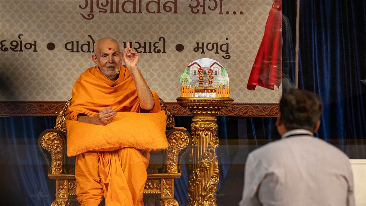 07 April 2024 - HH Mahant Swami Maharaj's Vicharan, Sarangpur, India