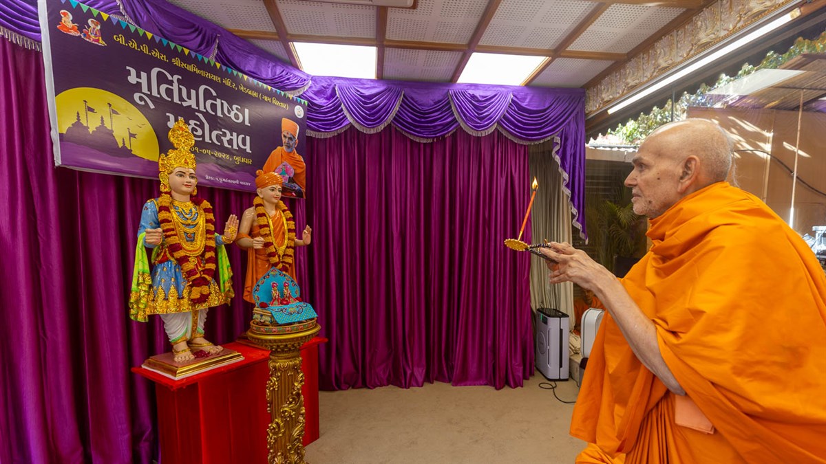 01 May 2024 - HH Mahant Swami Maharaj's Vicharan, Sarangpur, India