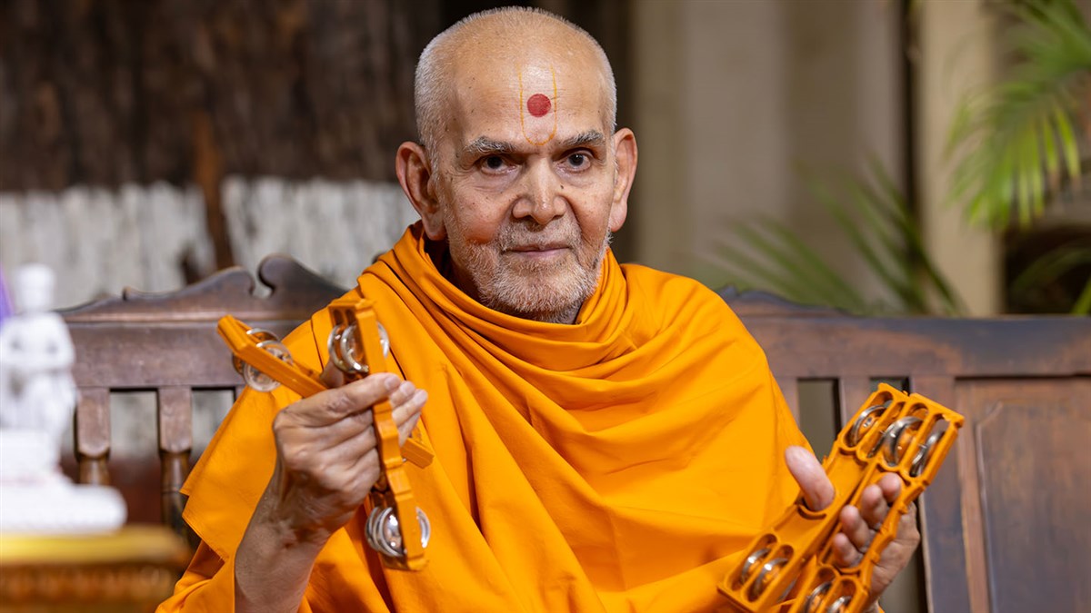 04 May 2024 - HH Mahant Swami Maharaj's Vicharan, Sarangpur, India